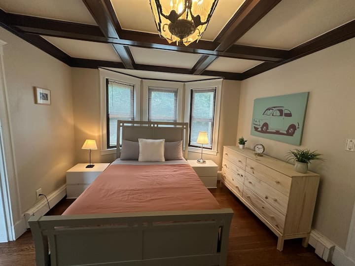 Modern Room Walk Dis To Brandeis/children Hosptl - Waltham, MA
