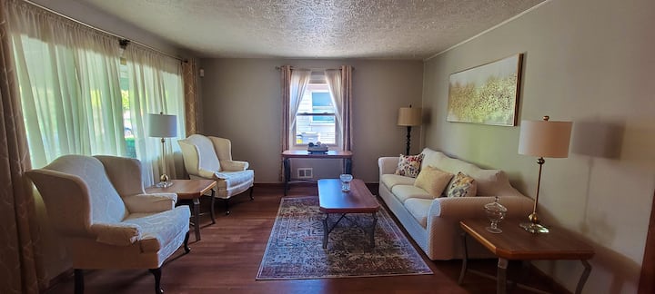 Charming 2bd Bungalow With Patio - Indianapolis, IN