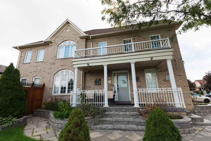 Elegant, Central Family Friendly 4bd Home - Brampton