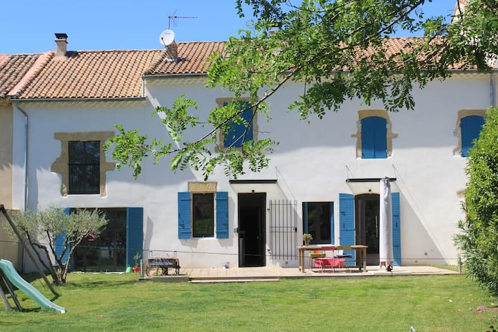 Grand Mas Avec Piscine, Jardin, à 10 Min D'avignon - Sorgues