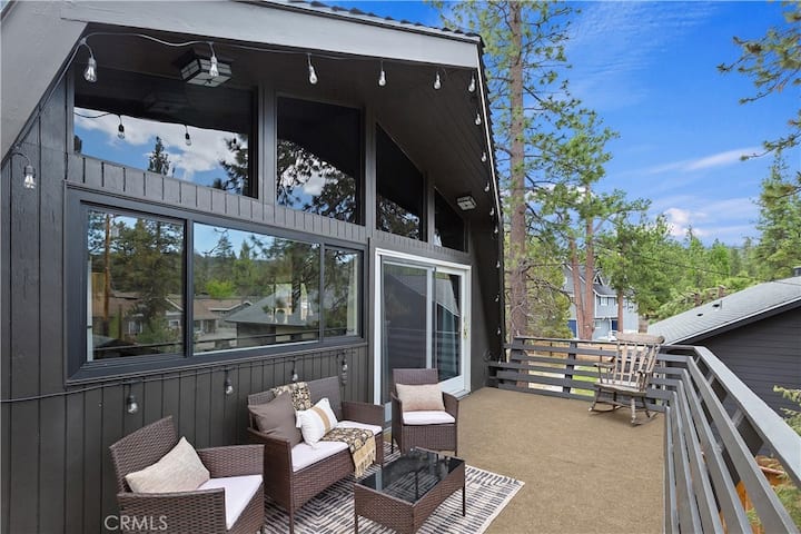 Deluxe Retreat Cabin Near A Lake - Big Bear Lake, CA