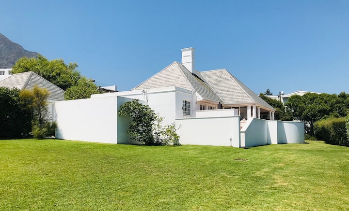 Charming Beachfront Family Home - Hermanus