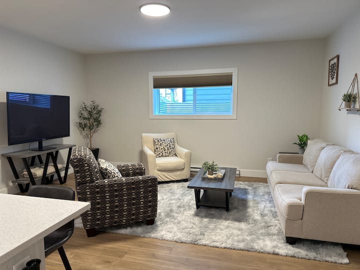 Home Away From Home Basement Suite - West Kelowna