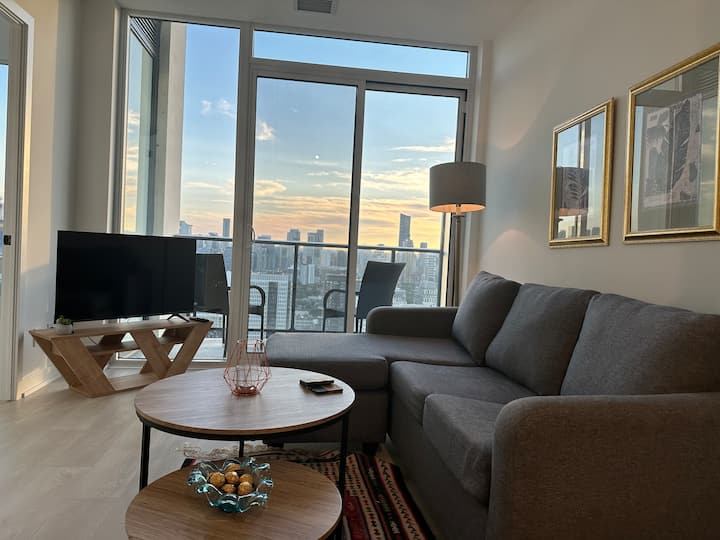 Sleek Condo With City Views - Toronto