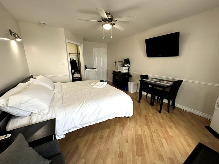 Superior King Suite - Lakefront - New Liskeard