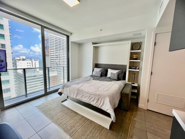 Spacious Studio In The Heart Of Downtown Miami - Miami, FL