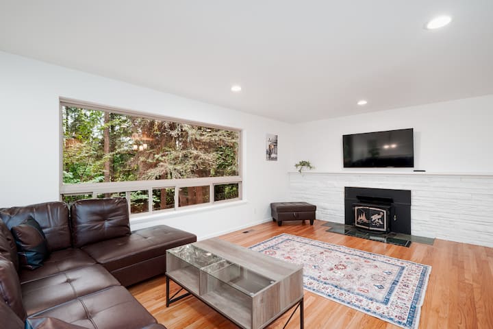 Spacious Two-story Haven Near Downtown Edmonds - Lynnwood, WA