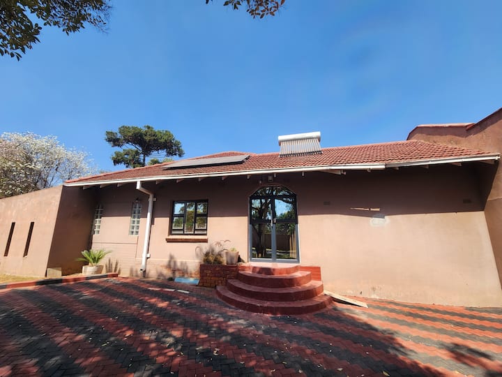 Cozy Retreat In A Quiet Corner - Harare
