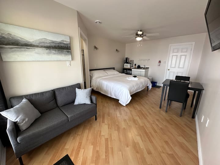 King Studio Suite - Lakefront - Temiskaming Shores