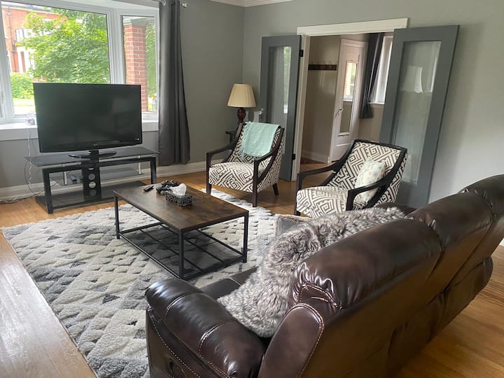 The Avenues Inn – An Elegant Stay For Six - Peterborough, ON, Canadà