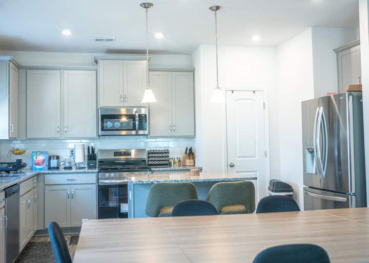 Modern 4br Retreat W/ Garden Tub - Canton, GA