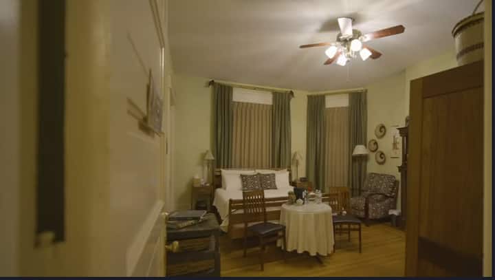 Old Louisville Fleur De Lis B&b - African King - Louisville, KY