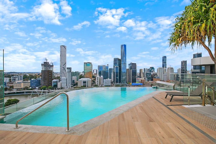 Above Brisbane King Suite With Rooftop Pool Deck - Brisbane