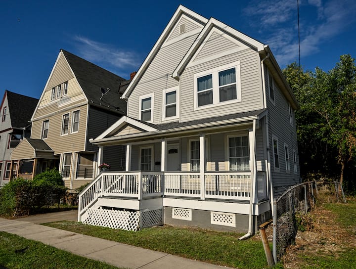 Cozy Comfortable Home Close To Cleveland Clinic - Cleveland, OH