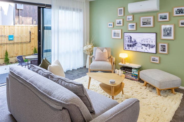 Relax In Designer Luxury At Central City Townhouse - Christchurch