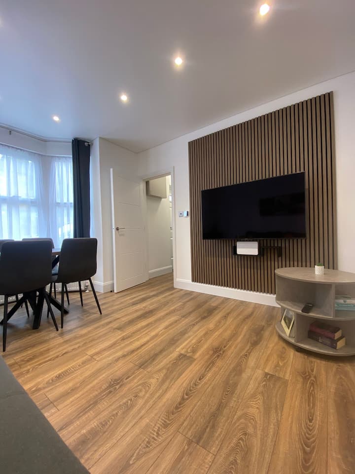 Bright Townhouse W/ Full Kitchen - Dagenham