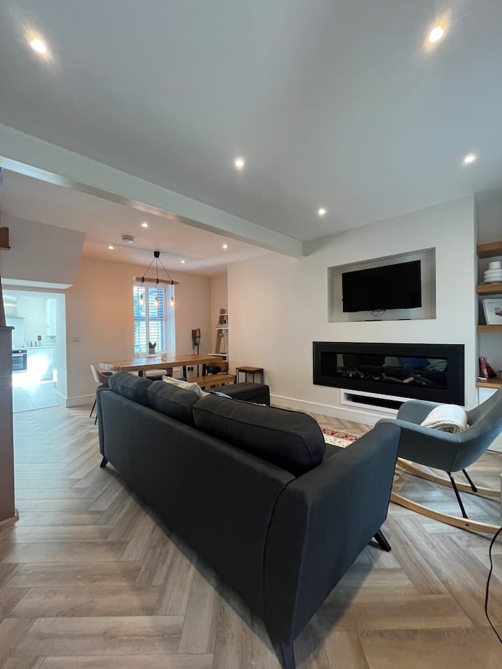 Red Door 2 Bed Terraced House - Cork