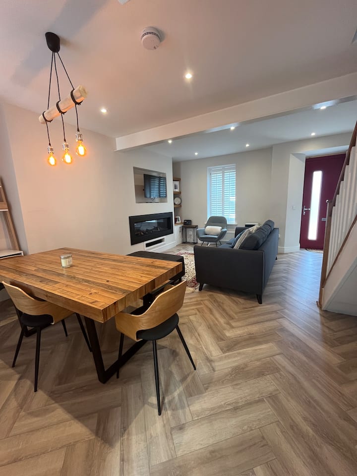Red Door 2 Bed Terraced House - County Cork