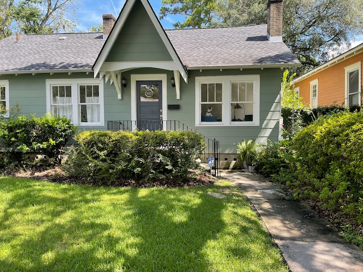 Cozy Parkside Cottage - Savannah, GA