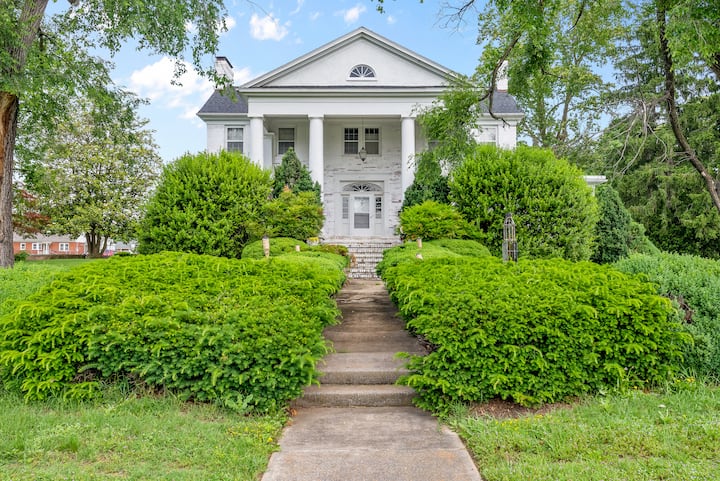 The Chestnut House - Harrisonburg, VA