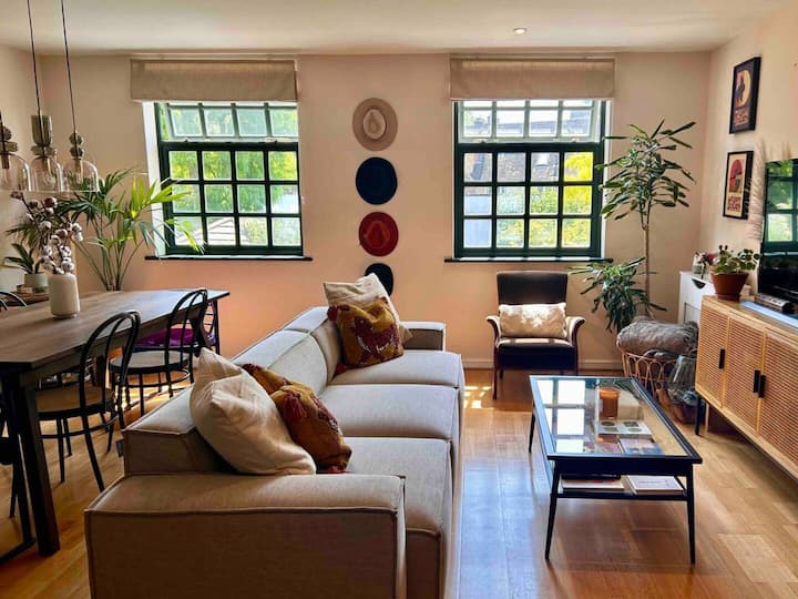 Private Room In Hackney, London - Waltham, MA