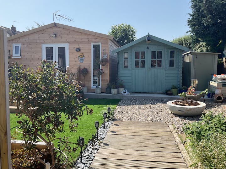 Lovely Garden Cabin With Hot Tub - Lowestoft