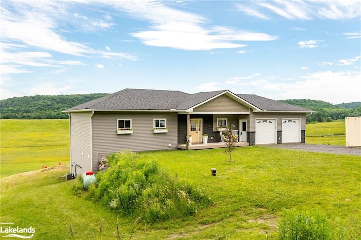 Muskoka Farmhouse W/ Family Amenities | +5 Acres - Huntsville