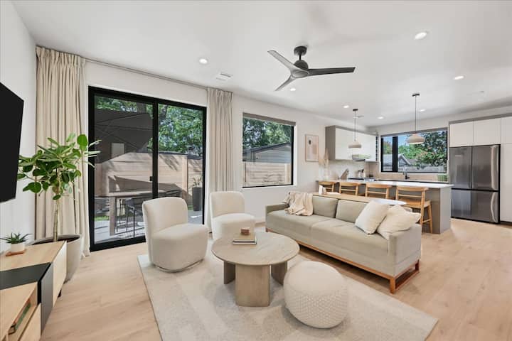 Austin's Stylish Treetop Walkable Retreat! - Austin, TX