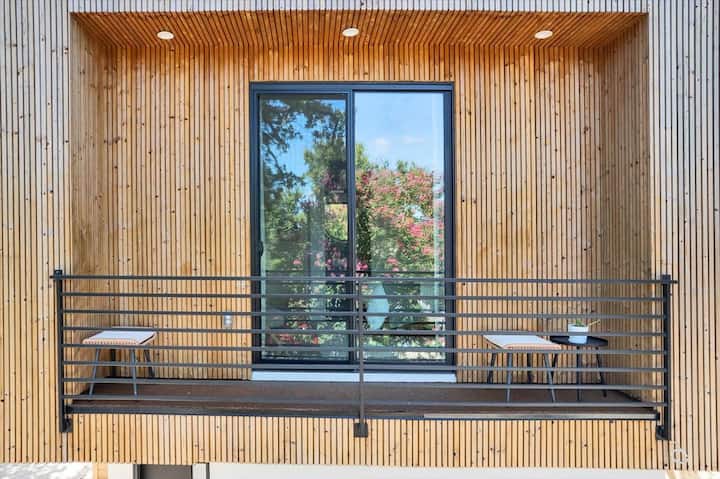 Austin's Stylish Treetop Walkable Retreat! - Austin, TX