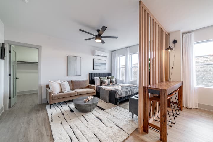 Wrigley Designer Flat On Southport Corridor - Chicago