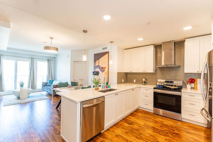 Lux Vip Flagship Condo/ac/family - Edmonton