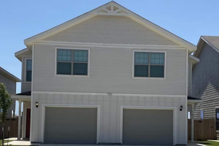 Charming 3 B 2.5 Ba Townhouse Near Seaworld! - Helotes, TX