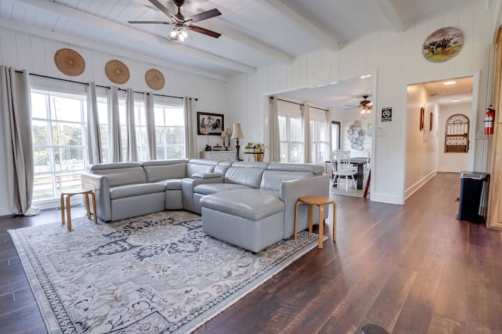 Farmhouse Haven - Idyllic Views - Stockbridge, GA