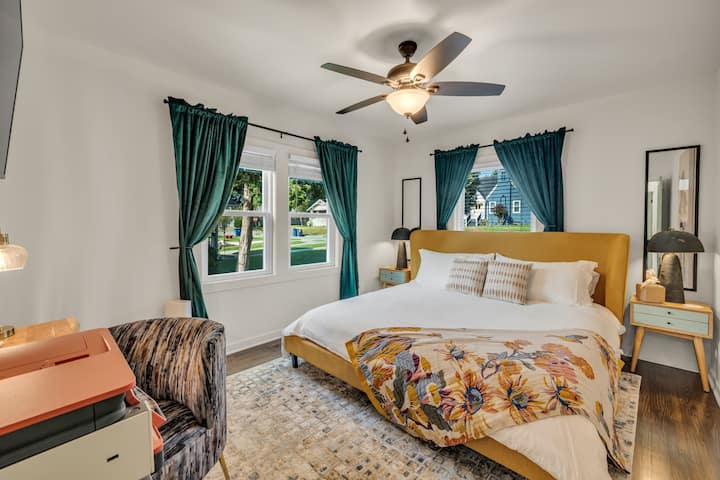 King Bed, Tv’s, & Fenced Yard By The Expo - Tulsa, OK