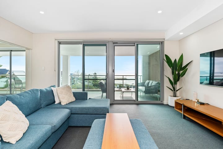 Three Bedroom Ocean View Apartment - Mandurah