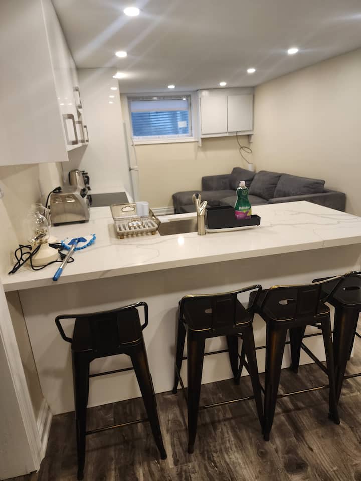 One Bedroom Cozy Apartment With Parking - 웃브리지