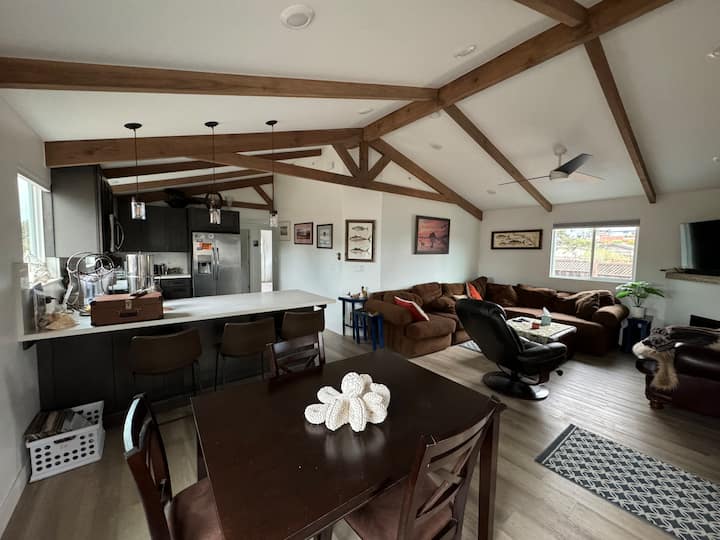 Charming Home On The Bay - Montana