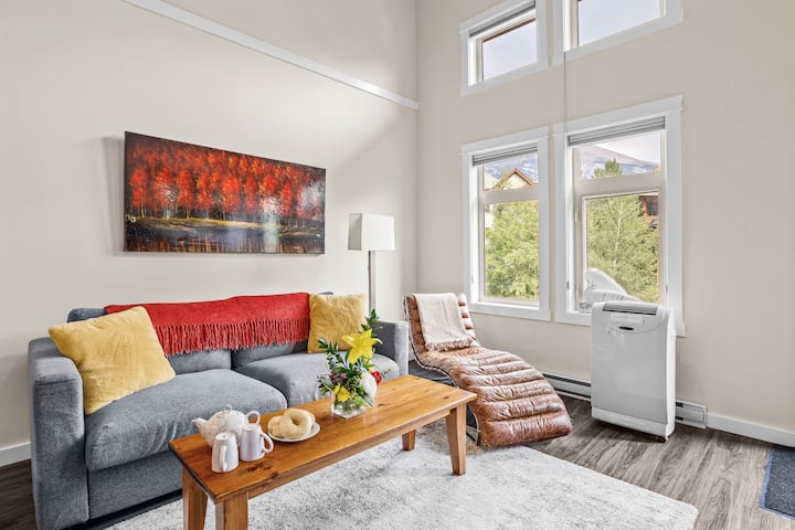 Sleeps 8! 1003sqft Loft + Pool, Hot Tub Near Banff - Canmore