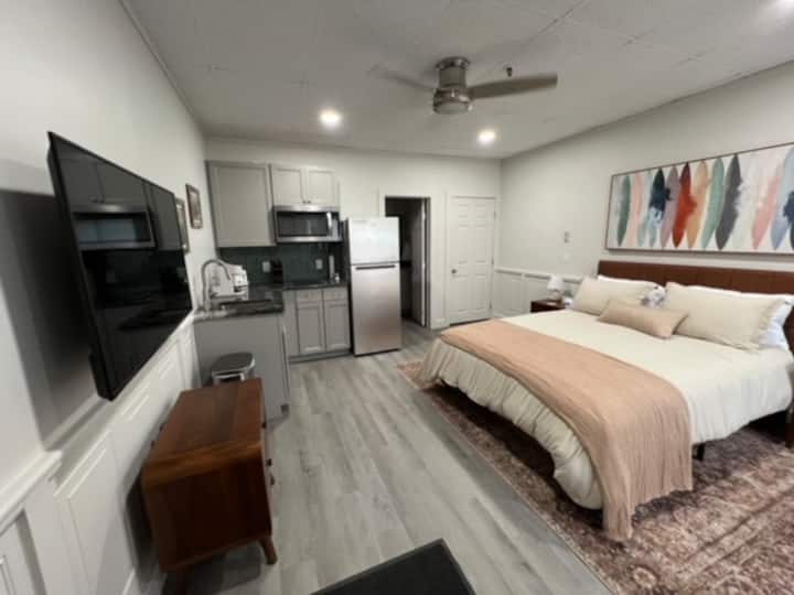 Charming Studio Apartment - Cozy & Convenient! - Maine