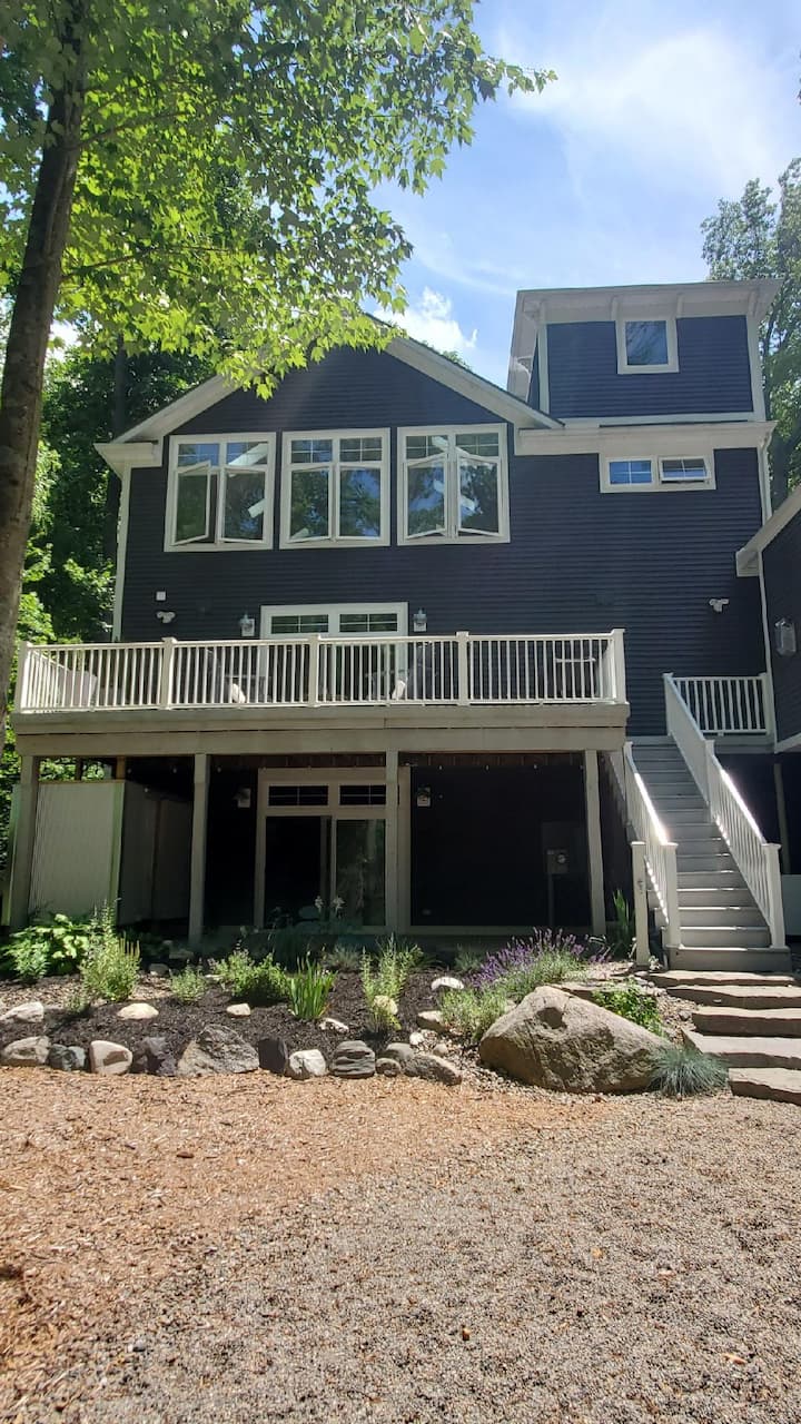 Charming Lakeside Escape - Brooklyn, MI