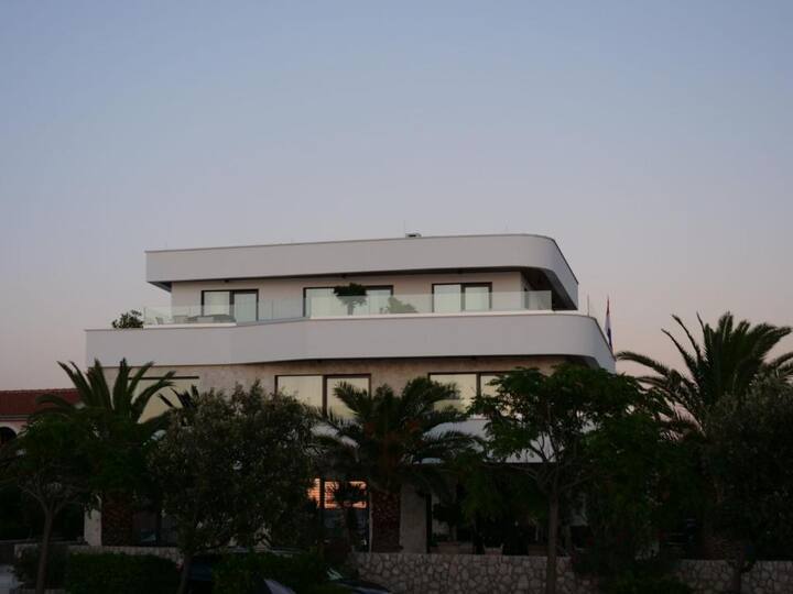 Apartments Dernaj – Beachfront Jacuzzi Suite - Nin