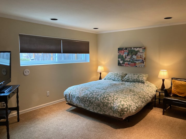 2 Bed, 2 Bath Suite In A Split Level Montlake Home - Seattle, WA