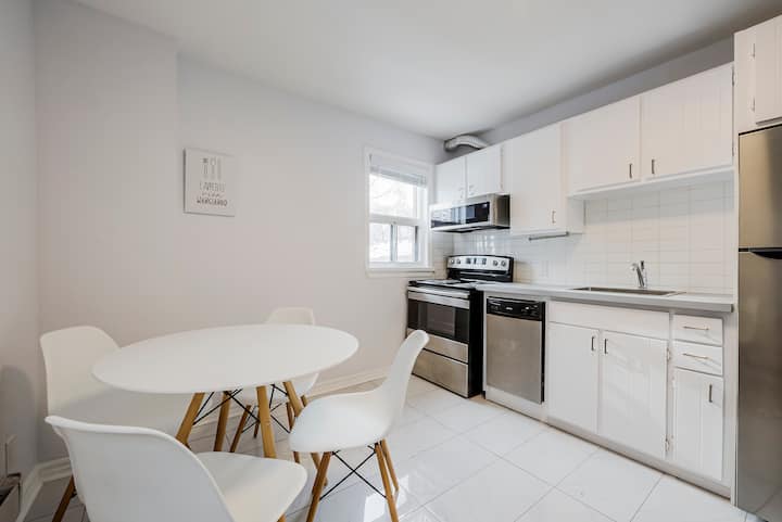 Sleeps 4, 2bdrm Apartment At Woodbine & Gerrard - Toronto