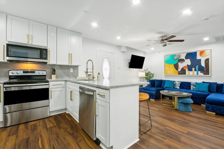 Stylish 2br Modern Condo Getaway - Metairie, LA