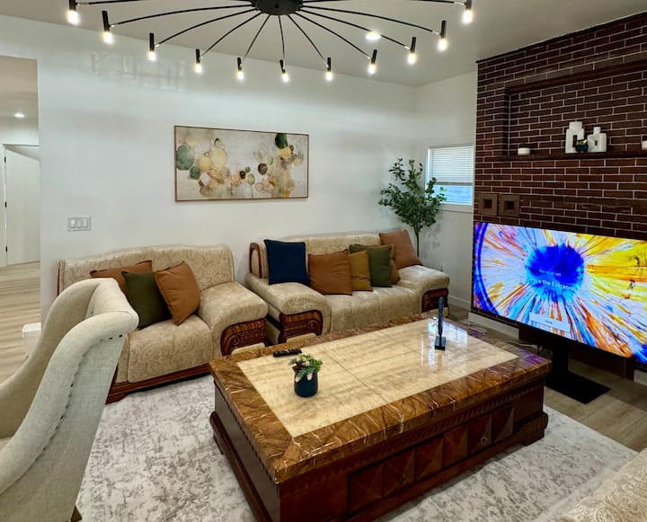 Newly Remodeled Spacious House - Hollywood, CA