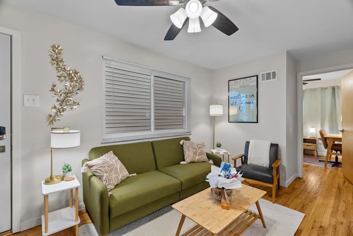 Walkable Groovy Grove 2br Apt A - Saint-Louis, MO