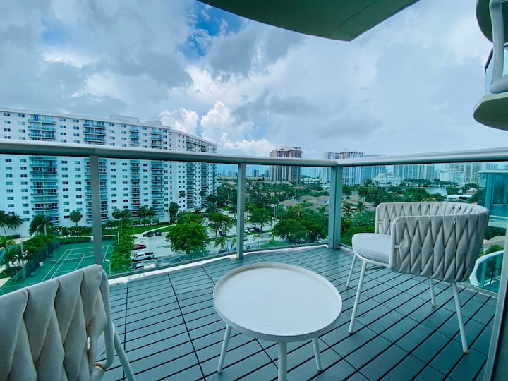 Nome's 1br Condo! Across The Beach! - Sunny Isles Beach, FL