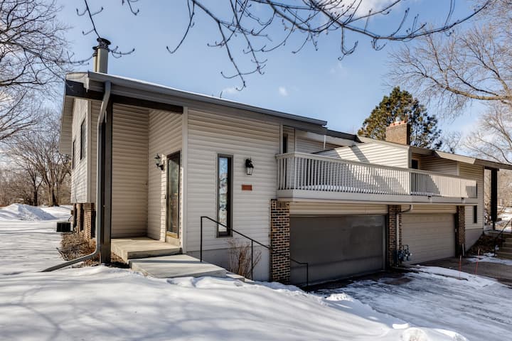 Serene & Stylish Living Space. - Eden Prairie, MN