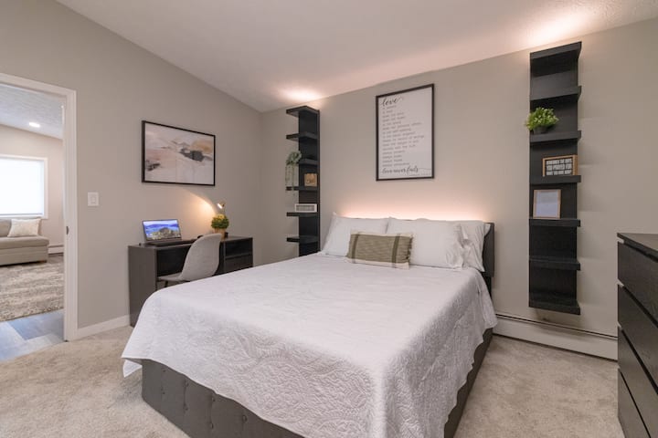 Modern Upstairs Apartment Near Airport/trails #A - Anchorage, AK