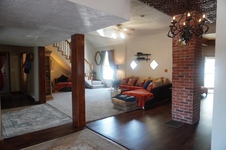 Large Group House With Pool & 80 Ft Deck - Pendleton, IN